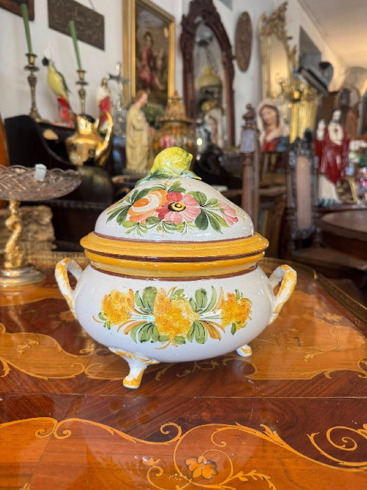Vas cu capac din ceramică, de tip supieră realizat în stilul ...